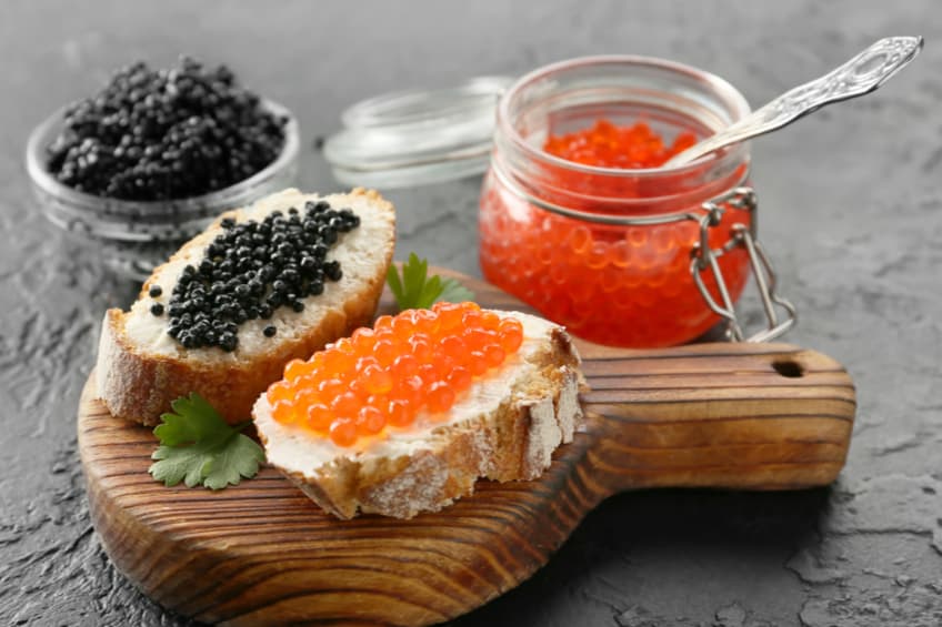 Kaviár je synonymem luxusu. Nekazte si drahý požitek špatným podáváním ...