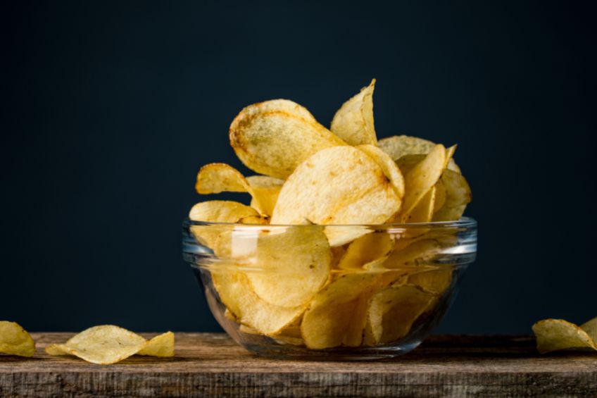 Vyzkoušejte domácí chipsy z brambor i cukety. Nebojte se experimentovat ...
