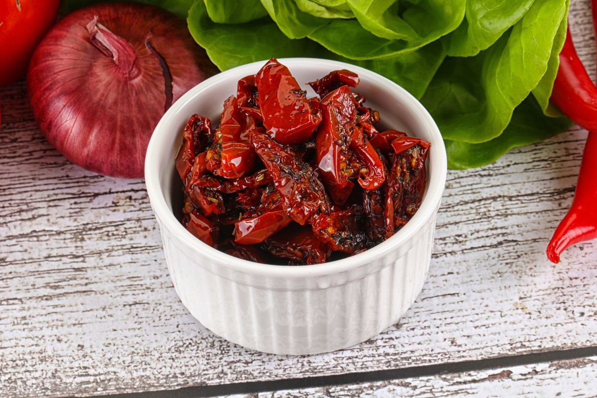 Sušená rajčata si snadno uděláte i doma. Potřebujete na to jen pár ...