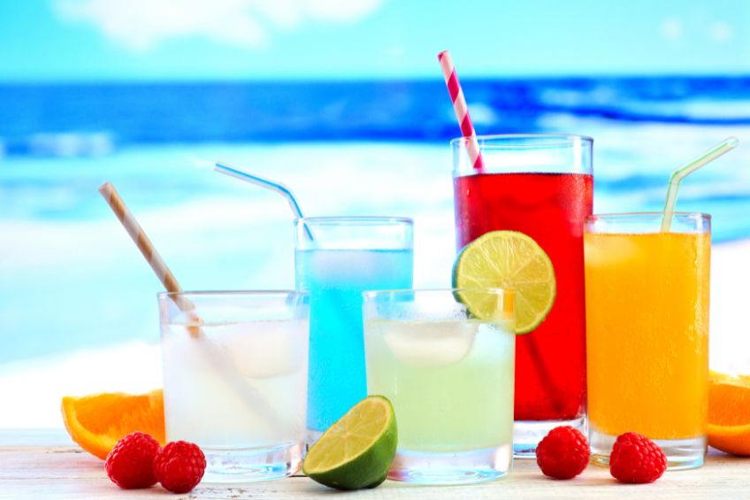 Připravte si letní alkoholické drinky vhodné na každou oslavu. Klasiky ...